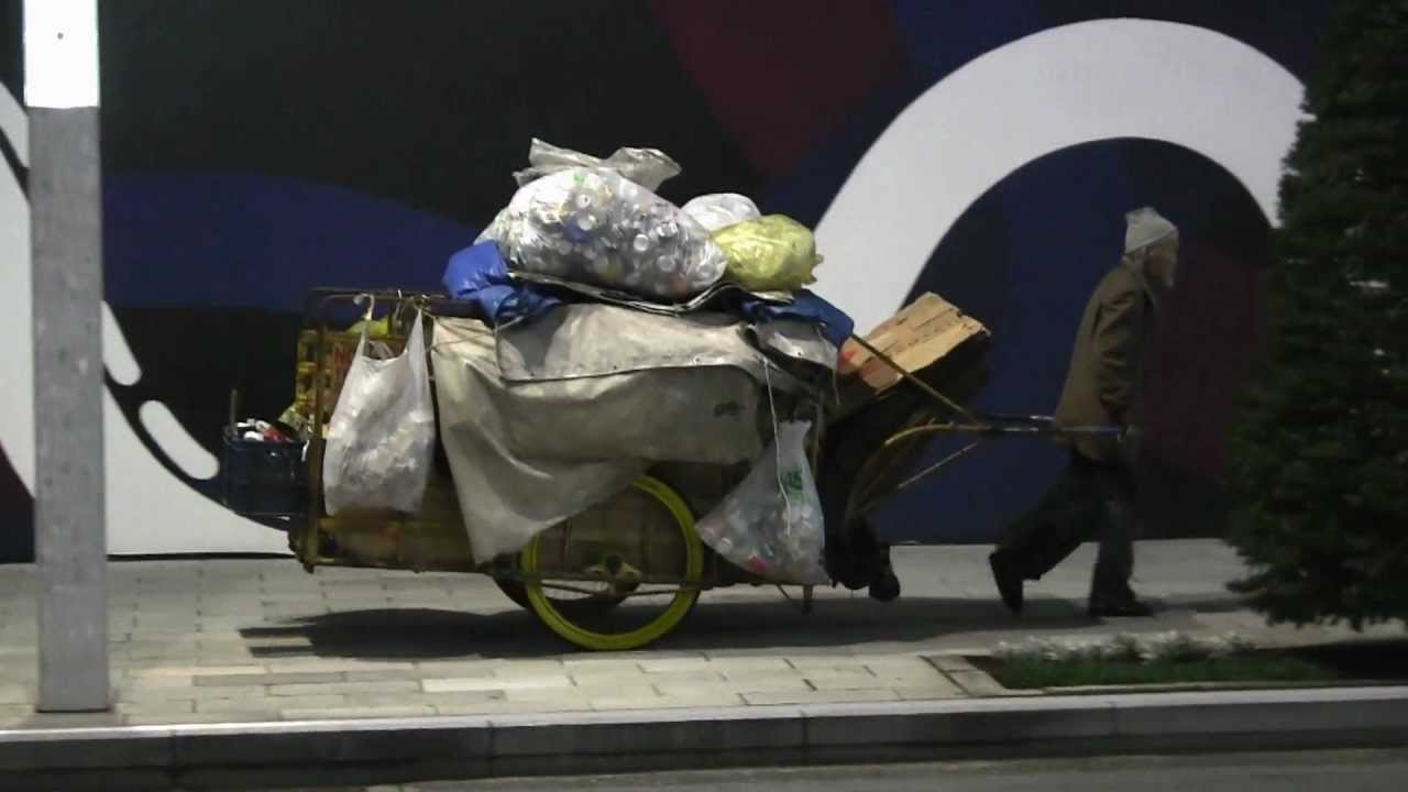Homeless Man pulling huge cart in Ginza Japan 2078 - YouTube