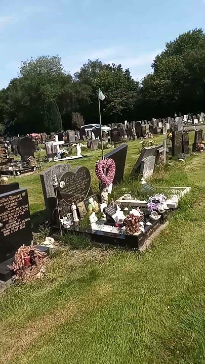 The grave of Pauline Reade. First Moors murderers victim. - YouTube