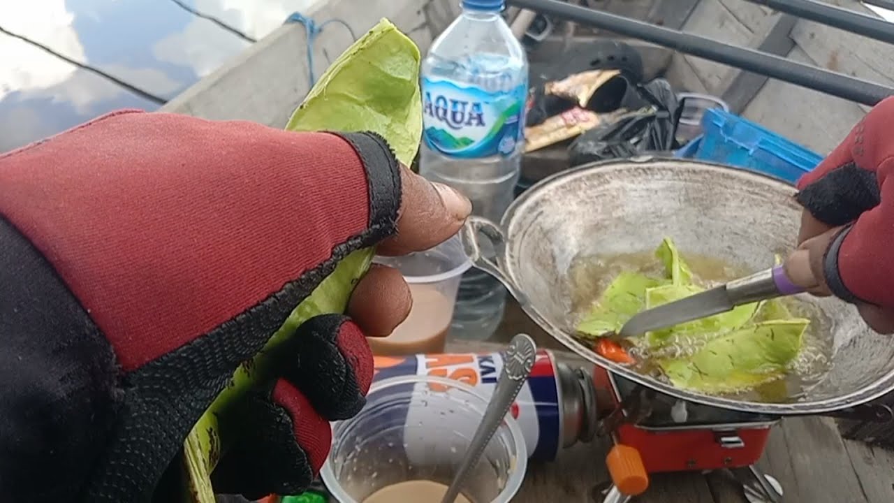 Masak dan makan di atas perahu, nikmatnya menu makan siang disaat ...