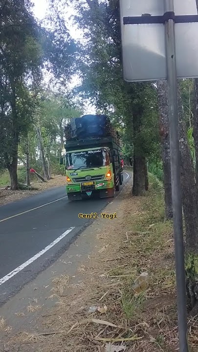 Truk Gandeng Pengangkut Tebu Sumber Rejeki Menuruni Jalur Lahor - YouTube