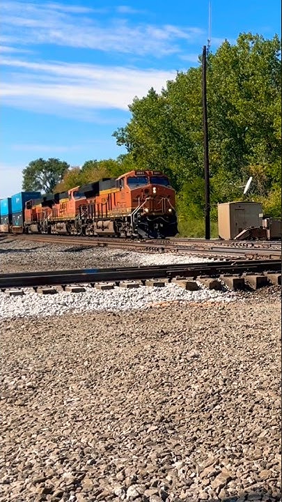 BNSF 3831 Et44C4 leading eastbound intermodal In Milford Indiana - YouTube