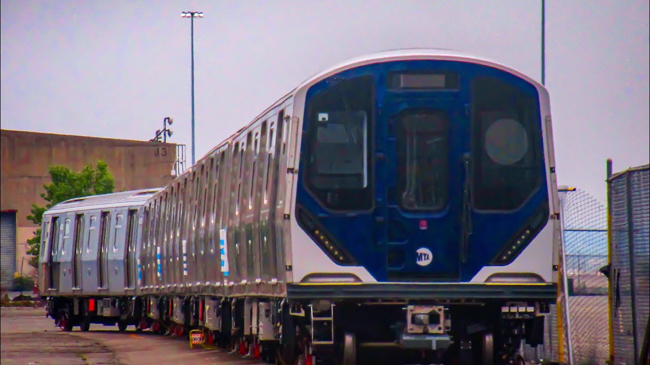 R211T (D) Train Announcement to Bway Lafayette St. - YouTube