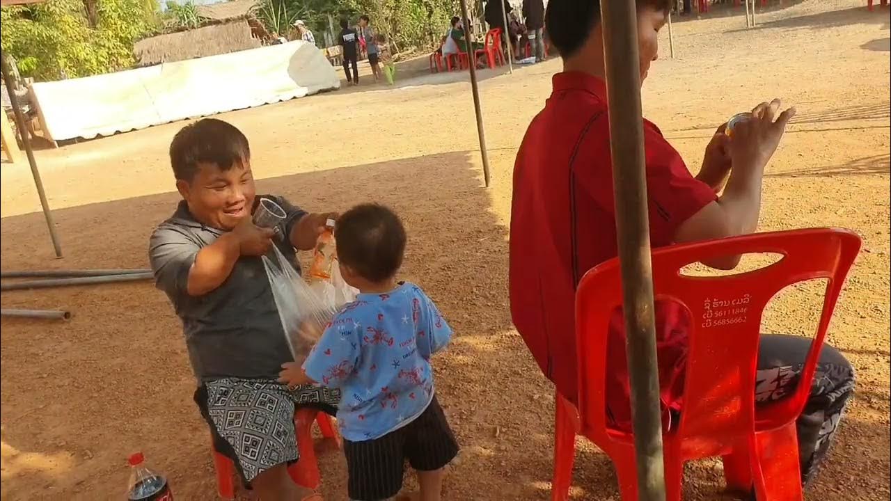 niam thiab txiv nplaj ib pluag hmo rau peb noj - YouTube