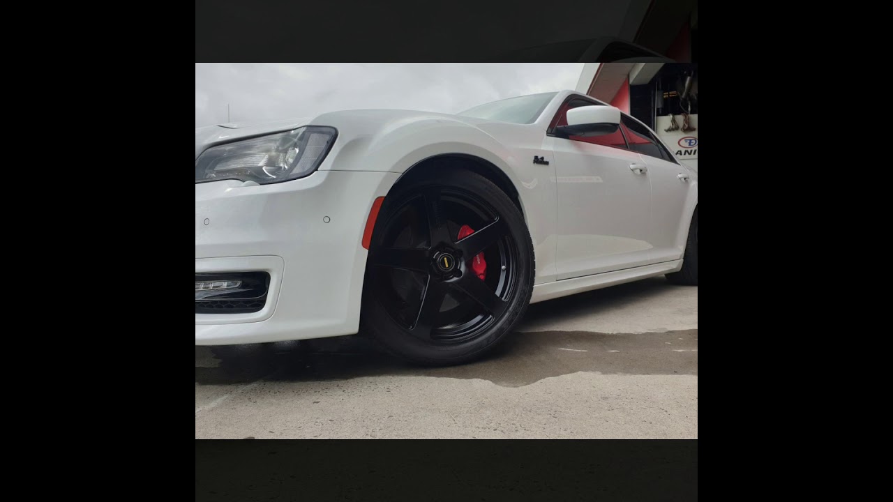 Chrysler 300C SRT rolling on Simmons FR-C rims - YouTube