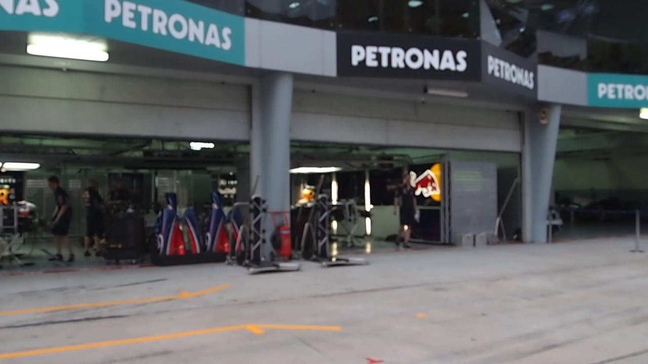 F1 sepang - paddock walk - YouTube
