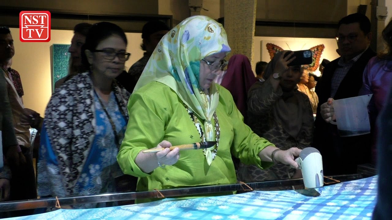 Queen showcases batik-colouring skills at Galeri Prima - YouTube
