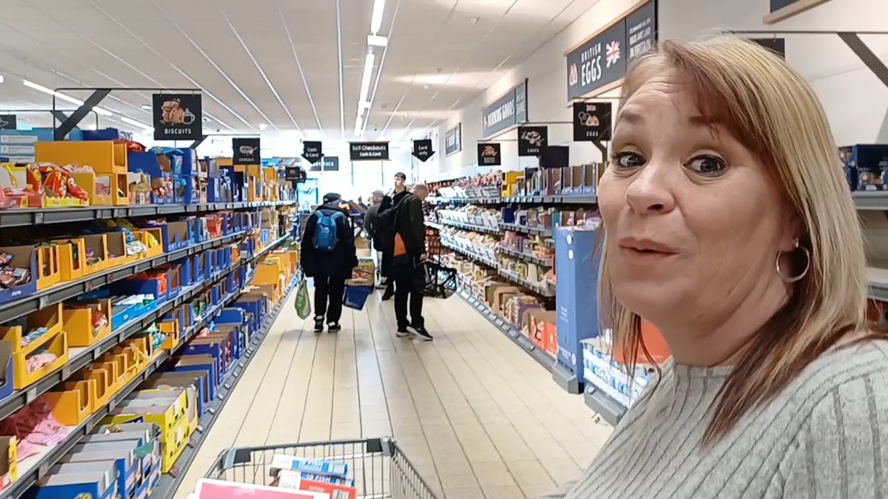 Fiona & Joe Go Shopping ! - YouTube