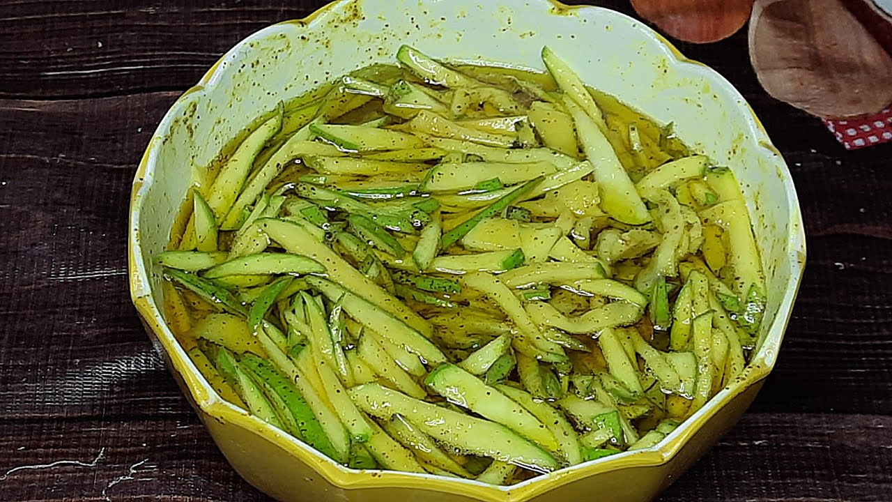 দুনিয়ার সবচেয়ে সহজ কাঁচা আমের আচার রেসিপি।।আমের কুচি আচার। আমের ঝুরি ...