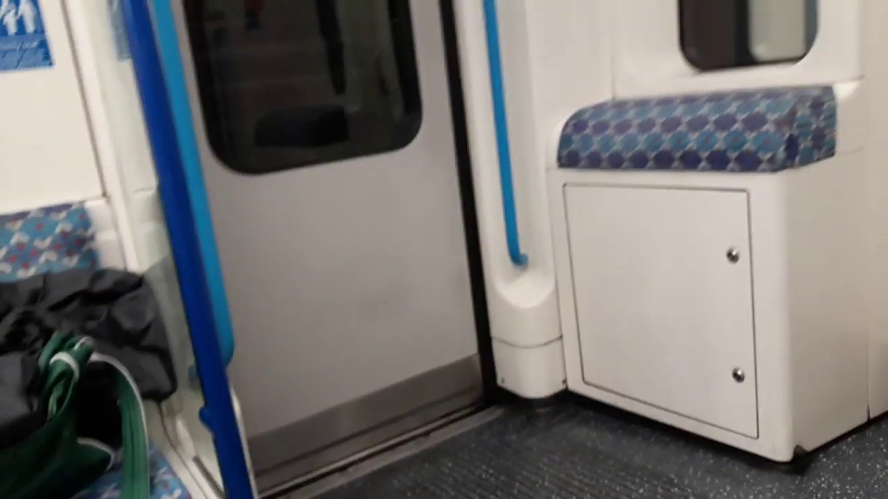 Journey on the Victoria line 2009 Stock to Victoria - YouTube