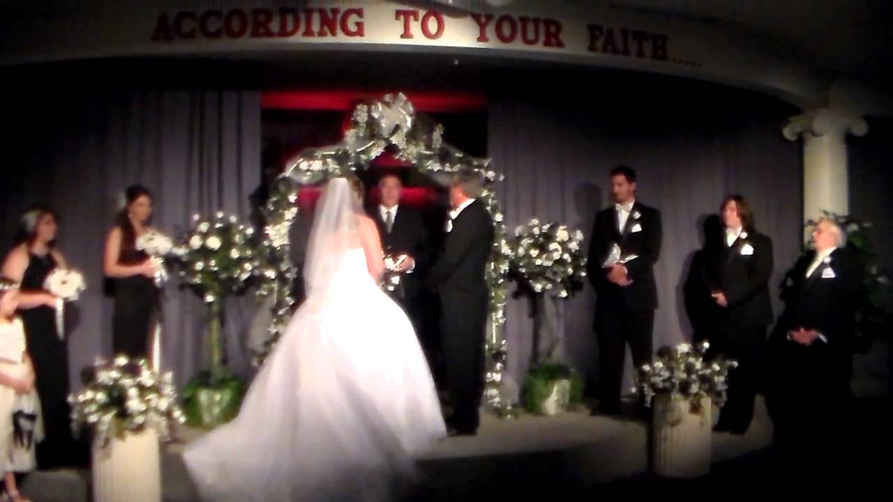 Groomsman loses pants during wedding - YouTube