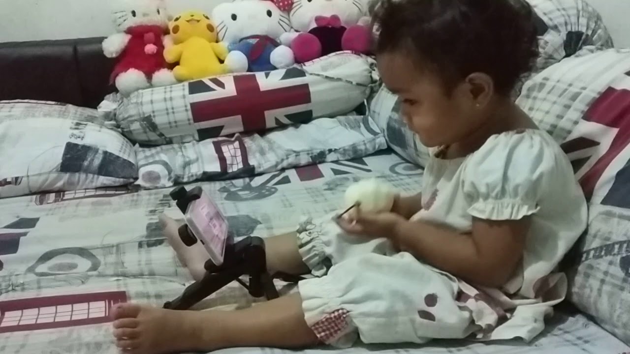 AYRA ROSE SUBEKTI MAKAN BUAH PIER 23/02/19 - YouTube