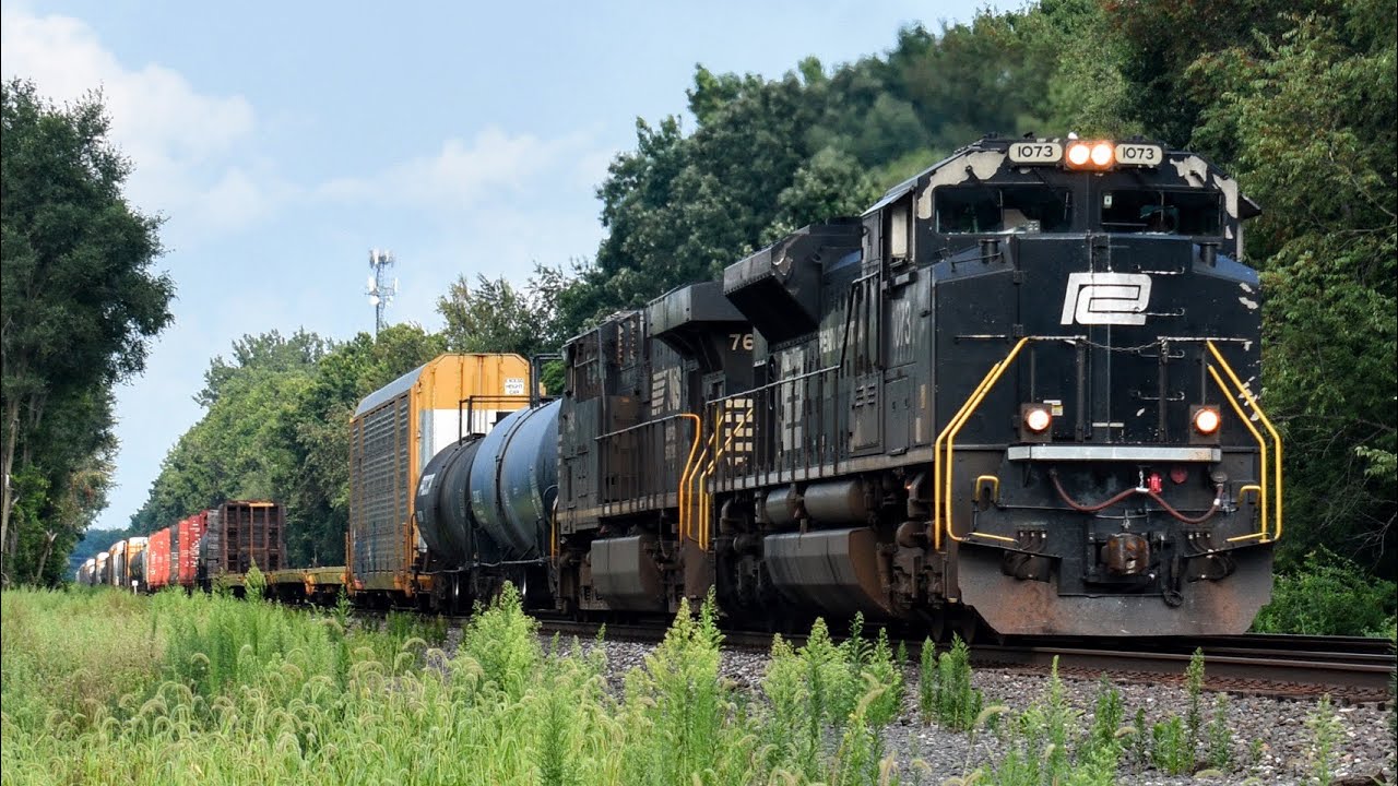 NS 1073 (Penn Central Heritage Unit) Leads NS 31Q In Mishawaka, Indiana! 8/10/21 - YouTube