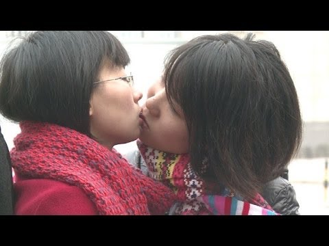 Besos contra ley antigay rusa