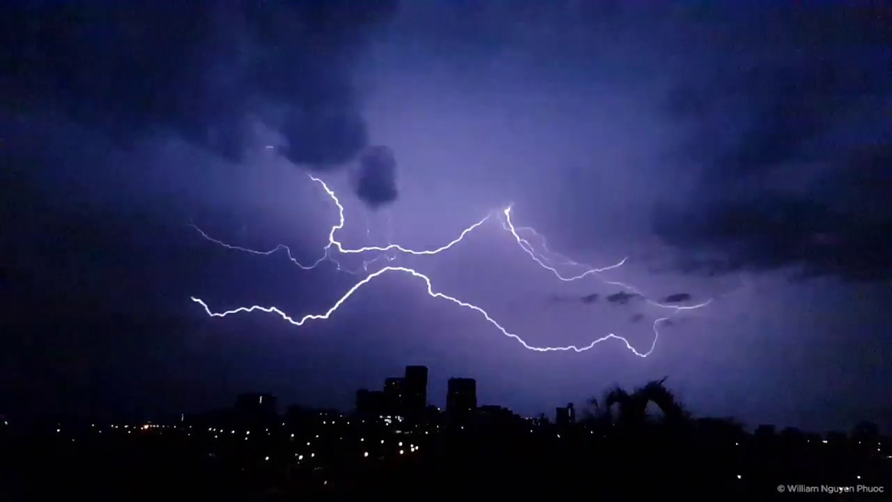Slow Motion - Crawler Lightning - Darwin 15 Oct 2017 - YouTube