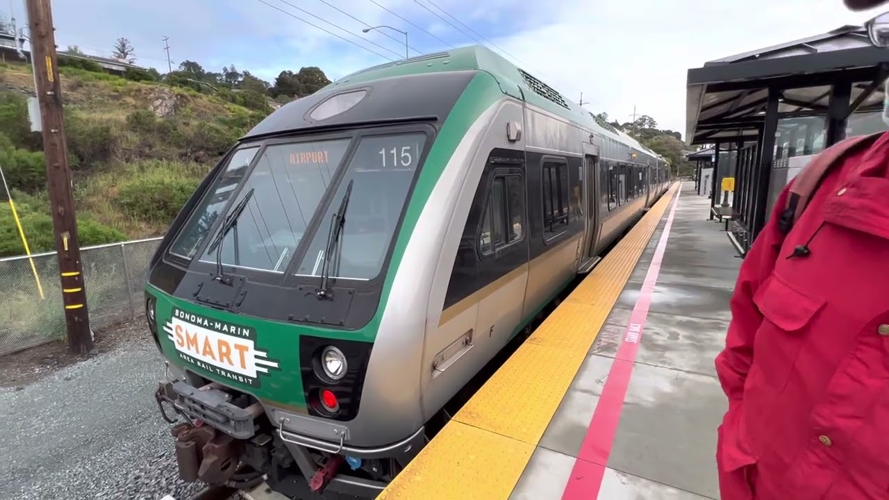 SMART train (Sonoma Marin Area Rail Transit) DMU arrives @ Larkspur ...