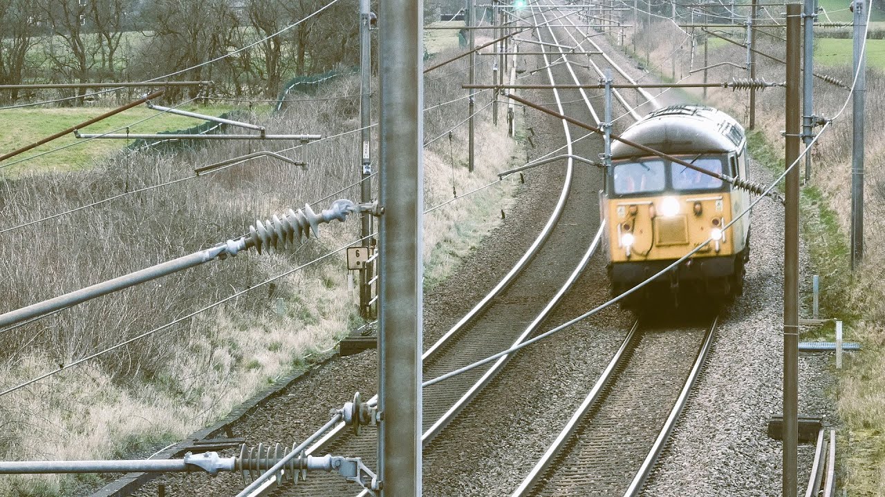 Light engine 56096 included in a busy 30 minutes at Green Lane Bridge ...
