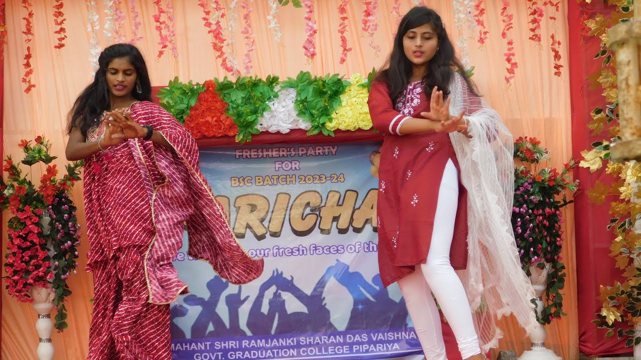 Girls On Floor 🔥 Bollywood Songs pe Dance Freshers Party in Pipariya ...