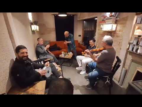 kafe ortamında keman ve darbuka eşliğinde doğal bir ses.