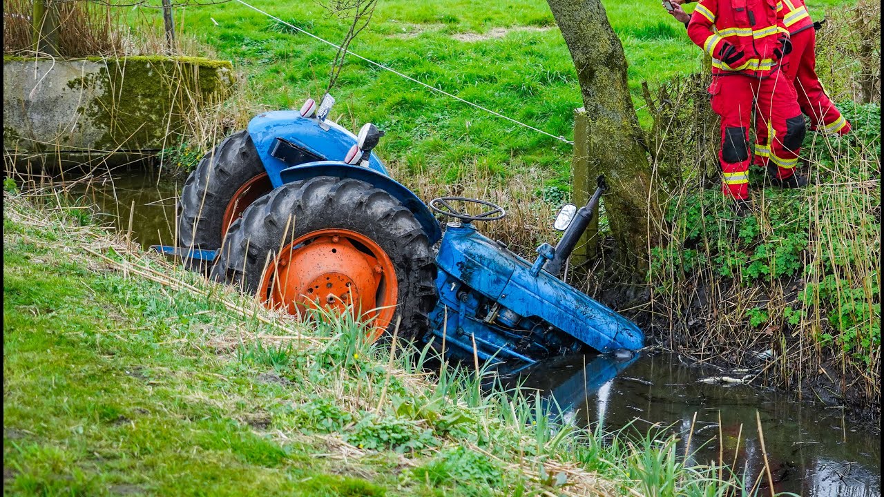 Trekker in de sloot Zuidhorn - YouTube