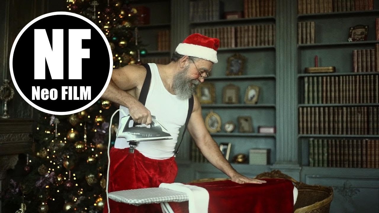 Santa Claus preparing for Christmas | Santa Claus preparandose para ...