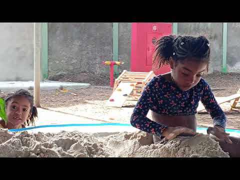 HADASSA e Antonella brincando na areia