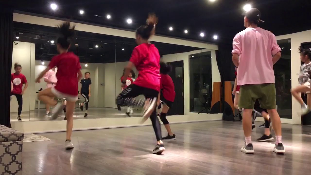 JR dance 180704-6 - YouTube