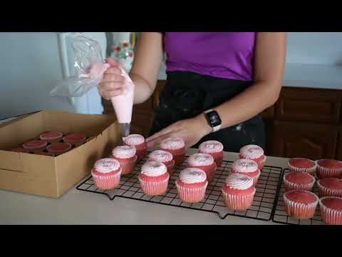 How to Pipe Swirls Using a 6B Wilton Piping Tip 🍓🧁 - YouTube