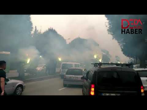 Denizlispor Taraftarı 'Şampiyonluk Koridorunu' Meşalelerle Aydınlattı