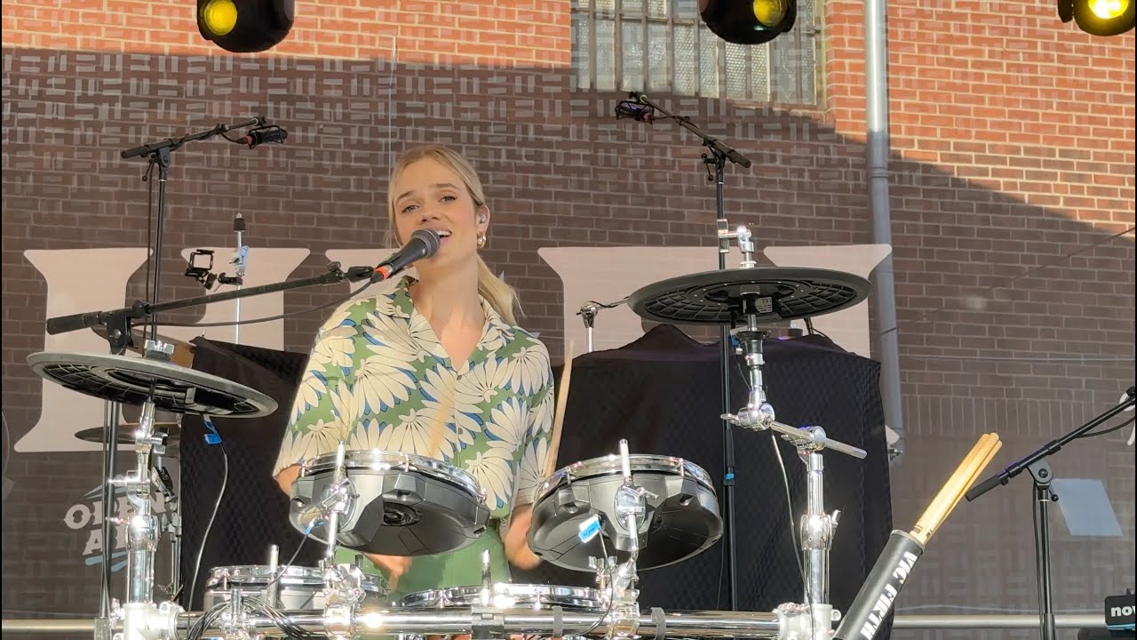 Florrie UK performing THE LOST ONES , PERSONAL & STREET LIGHTS Live ...