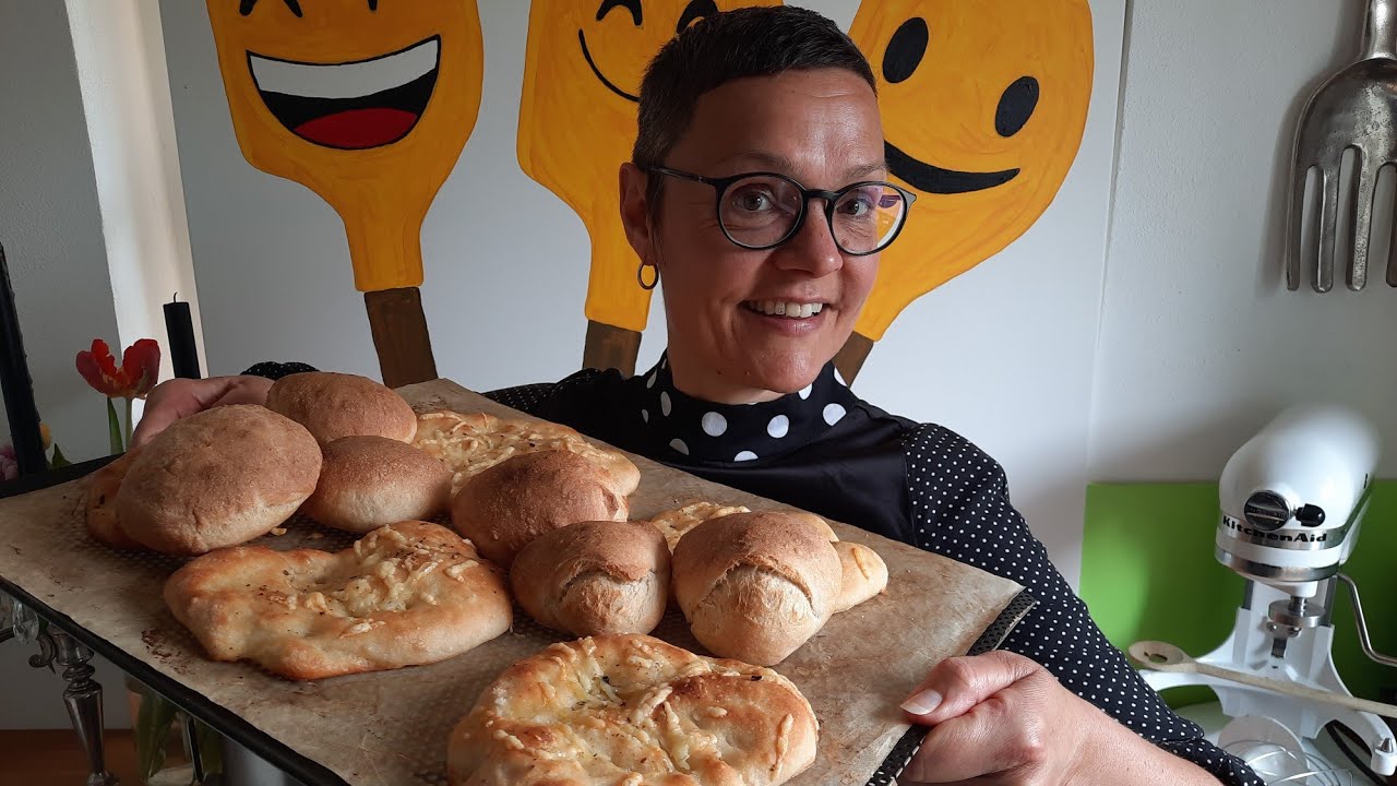 bäckt in black live aus der Küche; Knauzenwecken live backen - YouTube