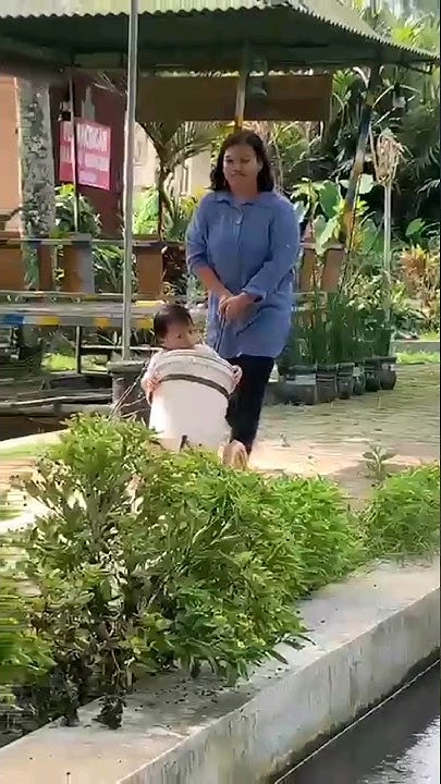 Momong sambil piknik tipis-tipis #shorts - YouTube