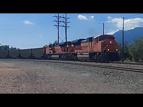 BNSF 9053 leads the E-DONBKM0-17D through Colorado Springs - YouTube