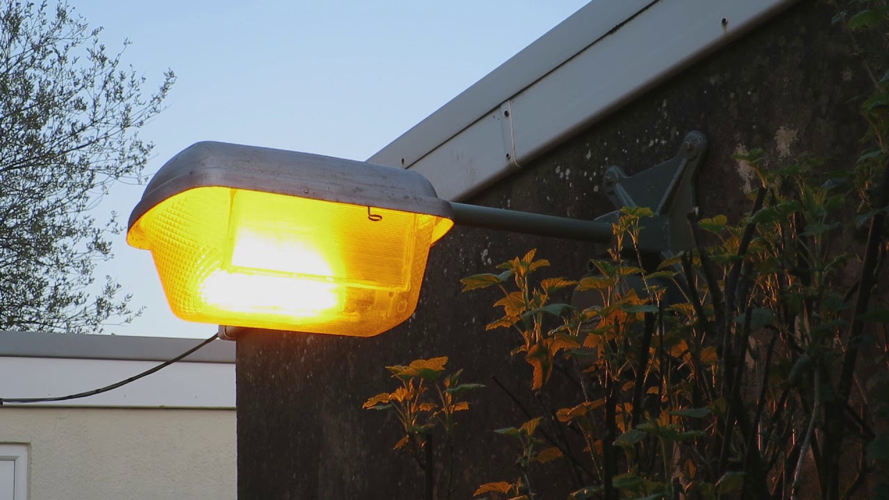 GEC Z9481 sodium street light warm up - YouTube