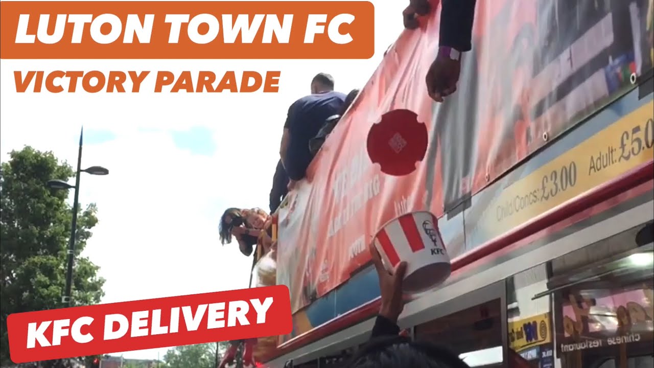 Luton Town Supporter Gives KFC To The Players 👀 - YouTube
