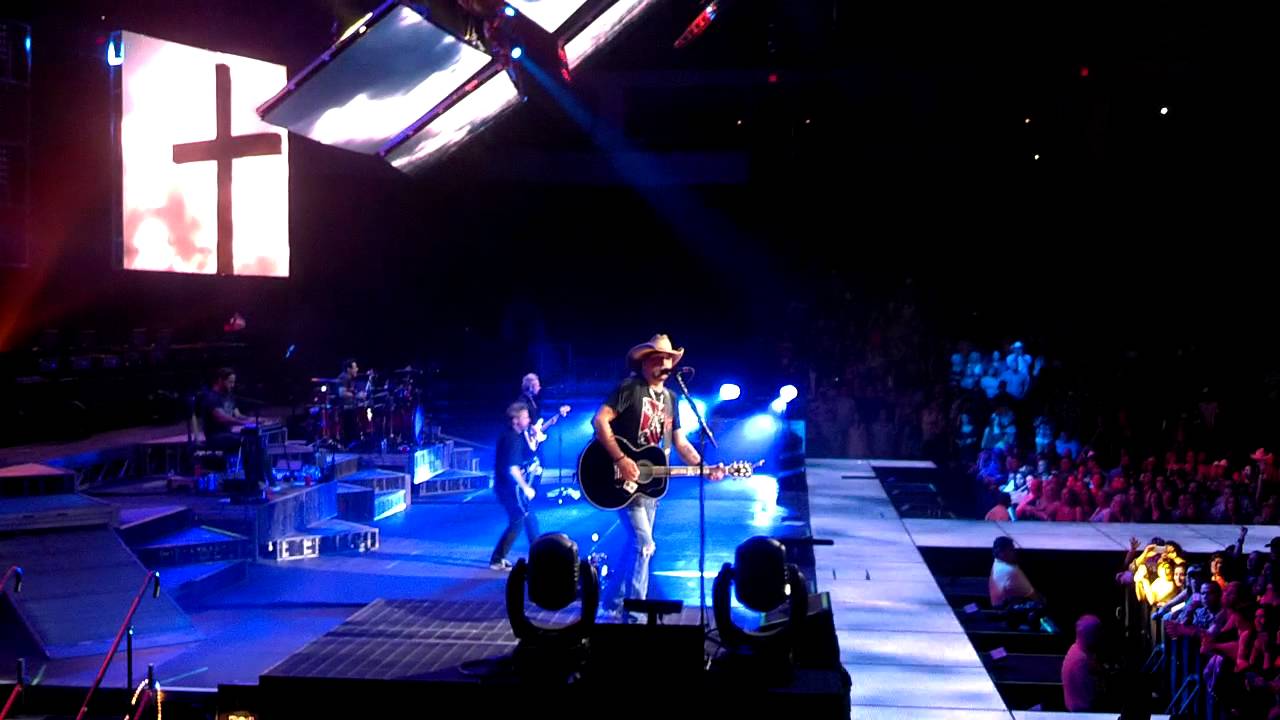 Jason Aldean Fly Over States LIVE - YouTube