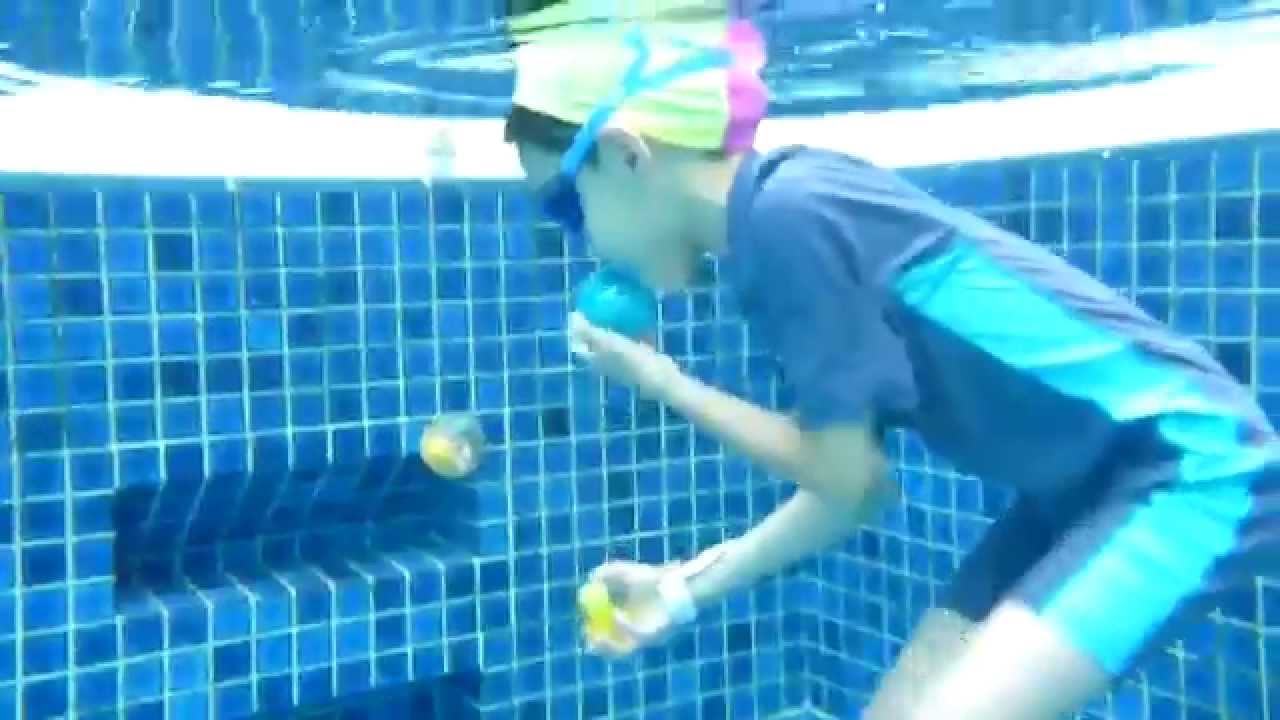 juggling balls under water - YouTube