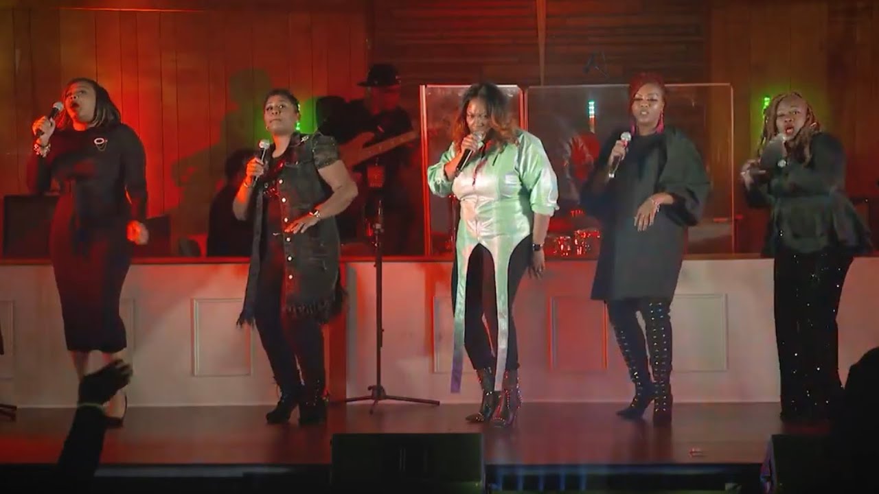 Lisa Knowles-Smith singing Jesus ft. Sierra Ward Pope & Raven Fifer ...