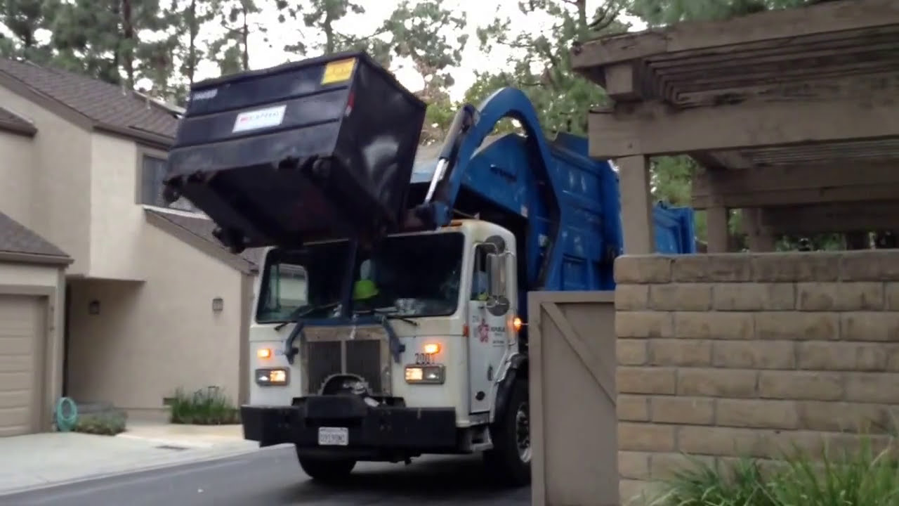 MG Disposal Diesel Peterbilt 320 McNeilus Front Loader 2001 (2) - YouTube