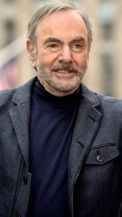 Neil Diamond is 84 and still knows how to make a crowd smile - YouTube