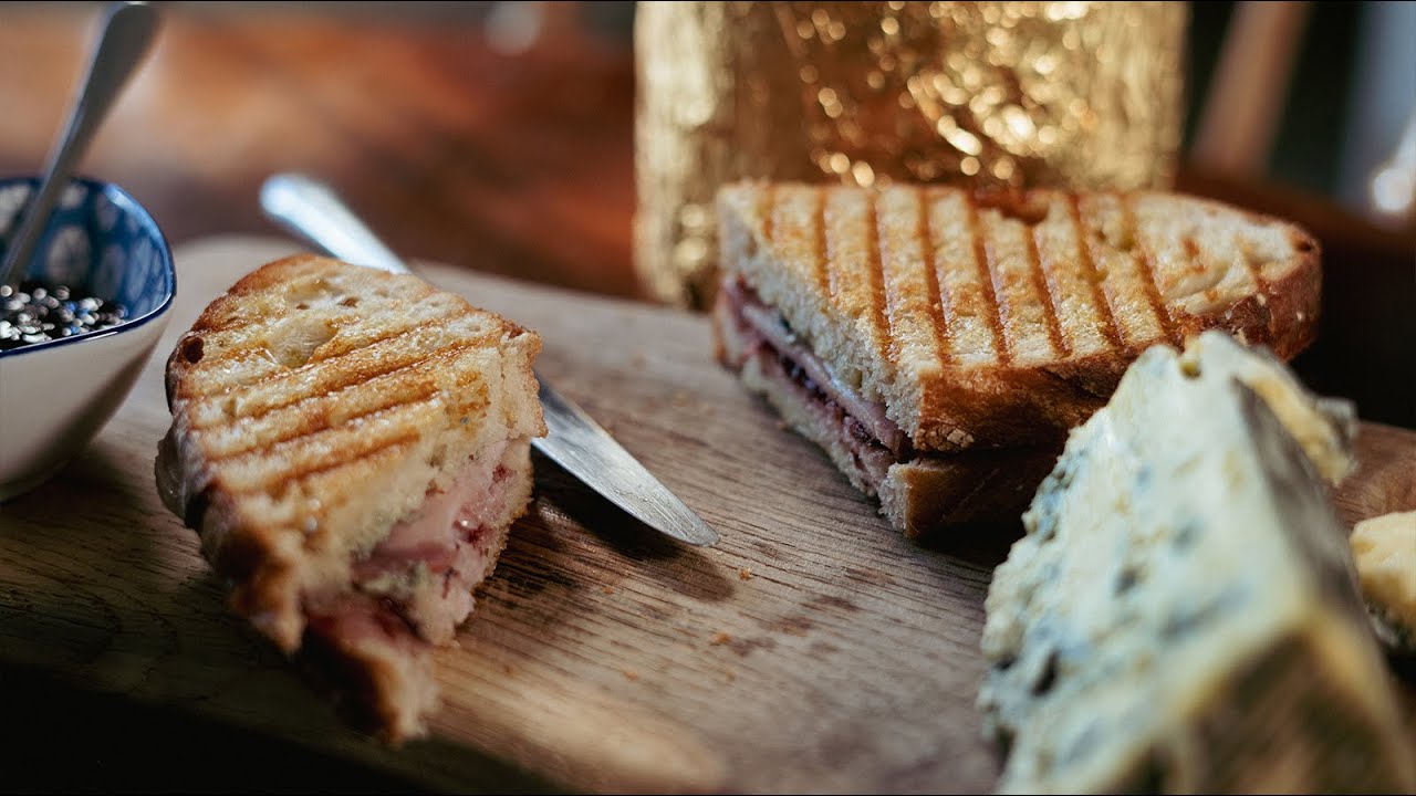 Blue cheese, ham and cranberry sauce toasted sandwich - YouTube