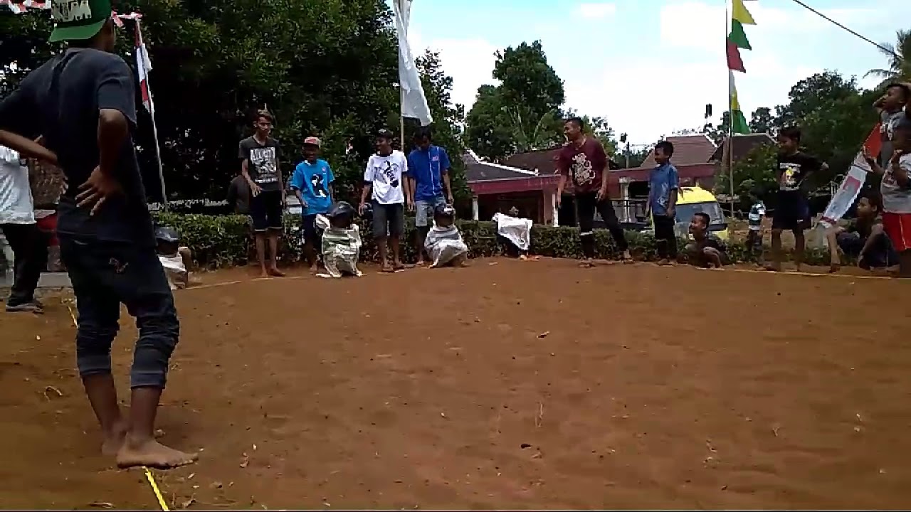 Perlombaan balap karung di desa bajang kulon - YouTube