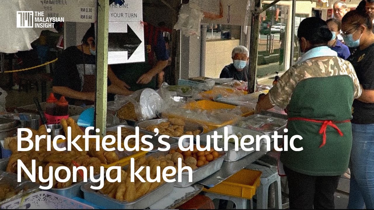 This 40-year-old stall in Brickfields sells authentic Nyonya kueh - YouTube