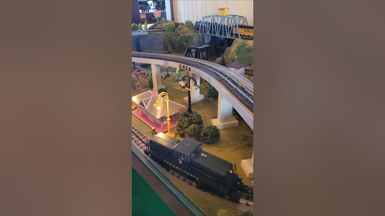 A small S scale and O scale layout at the Hagerstown Model Railroad Museum. - YouTube