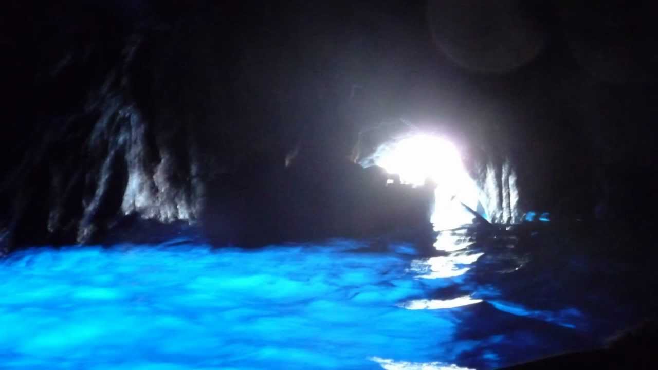 Blue Grotto (Grotta Azzura) Around the Island Boat Tour Capri, Italy ...