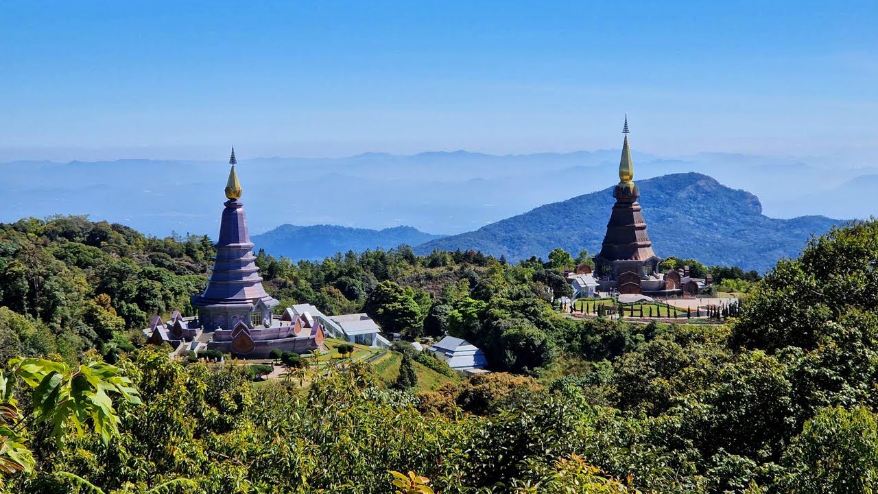 Pra Mahatat Noppamethanedon and Pra Mahatat Nopphonphusiri - Chiang Mai ...