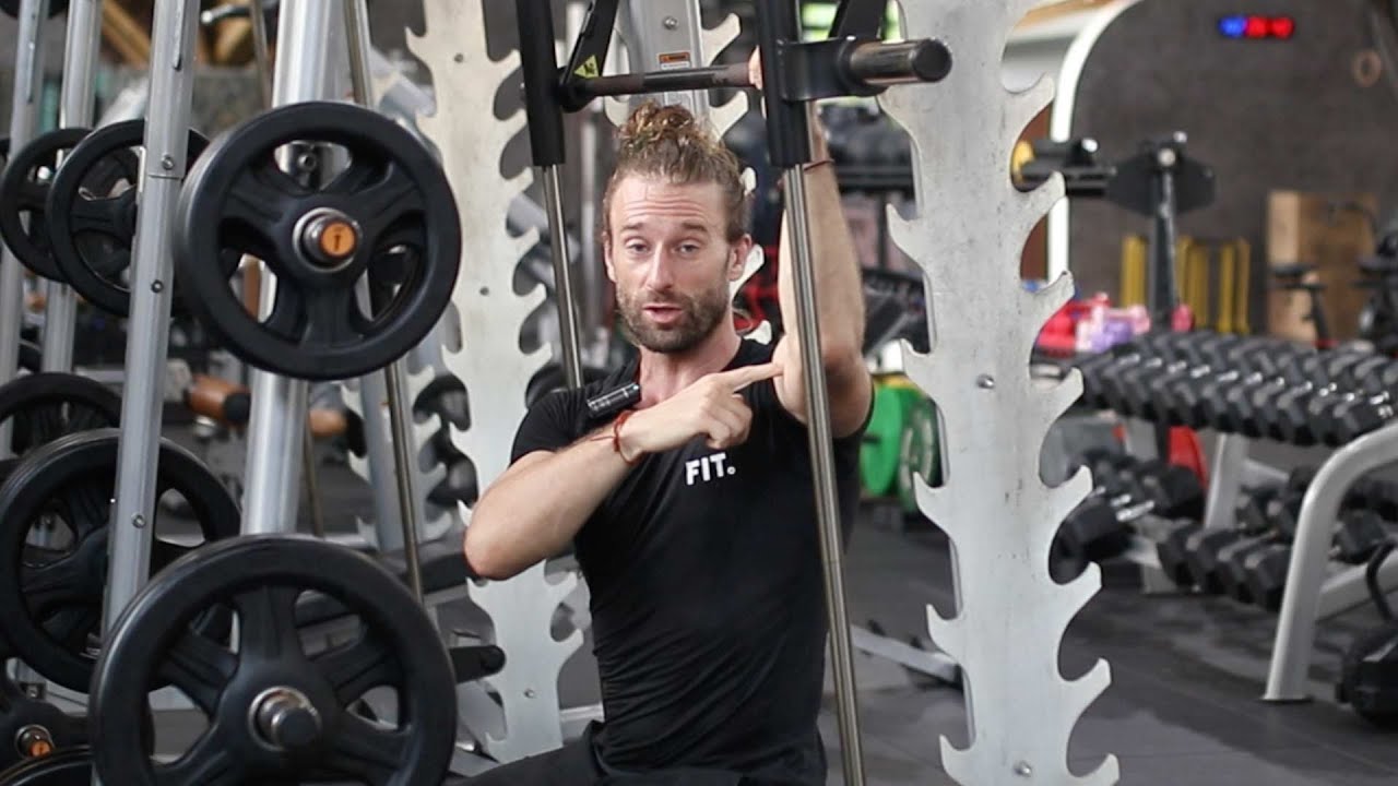 Smith machine shoulder press: uitleg en tips - YouTube