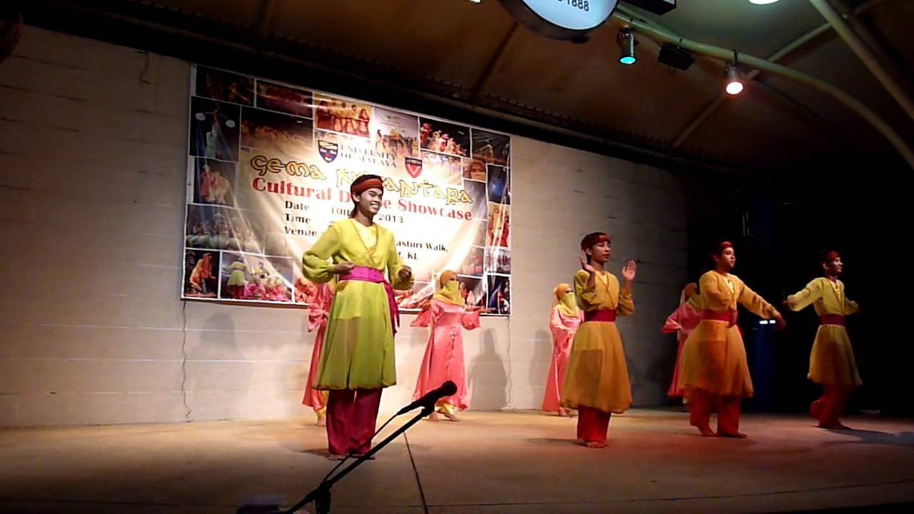 'Tarian Samrah" performed by Gema Nusantara, 5th College (Dayasari ...