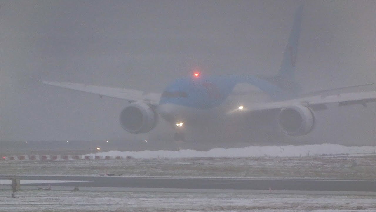 SNOWY LOW VISIBILITY LANDING TUI Boeing 787 at Cologne/Bonn Airport ...