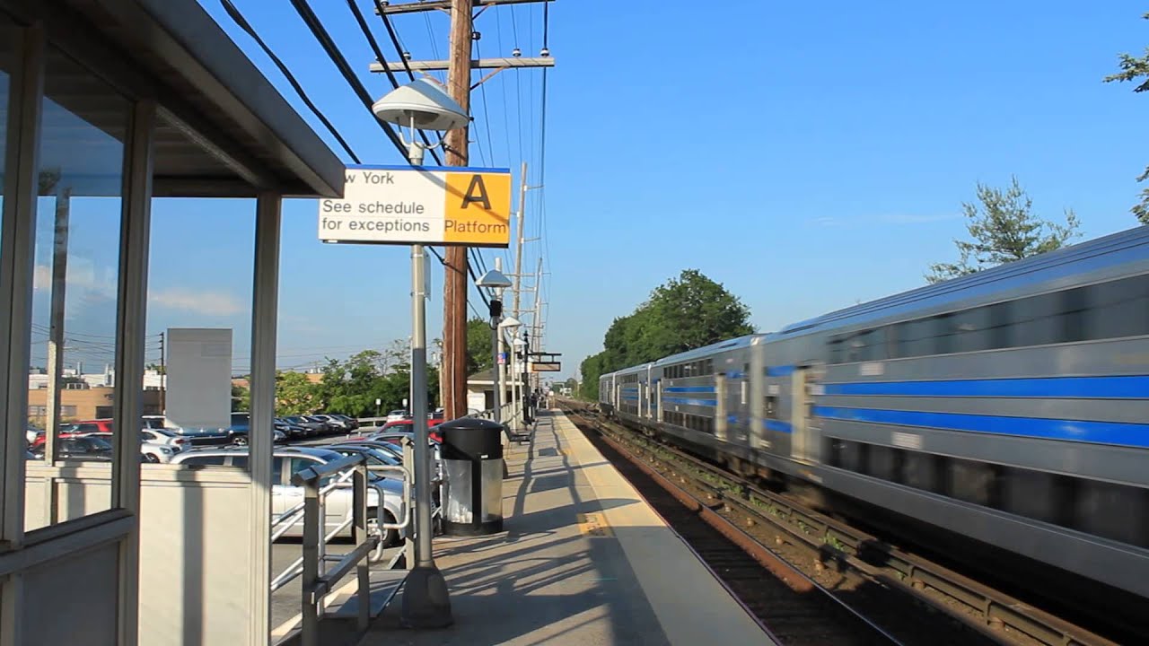 LIRR Main Line: Eastbound Express Train Passing Merillon Ave RR [DM30AC ...