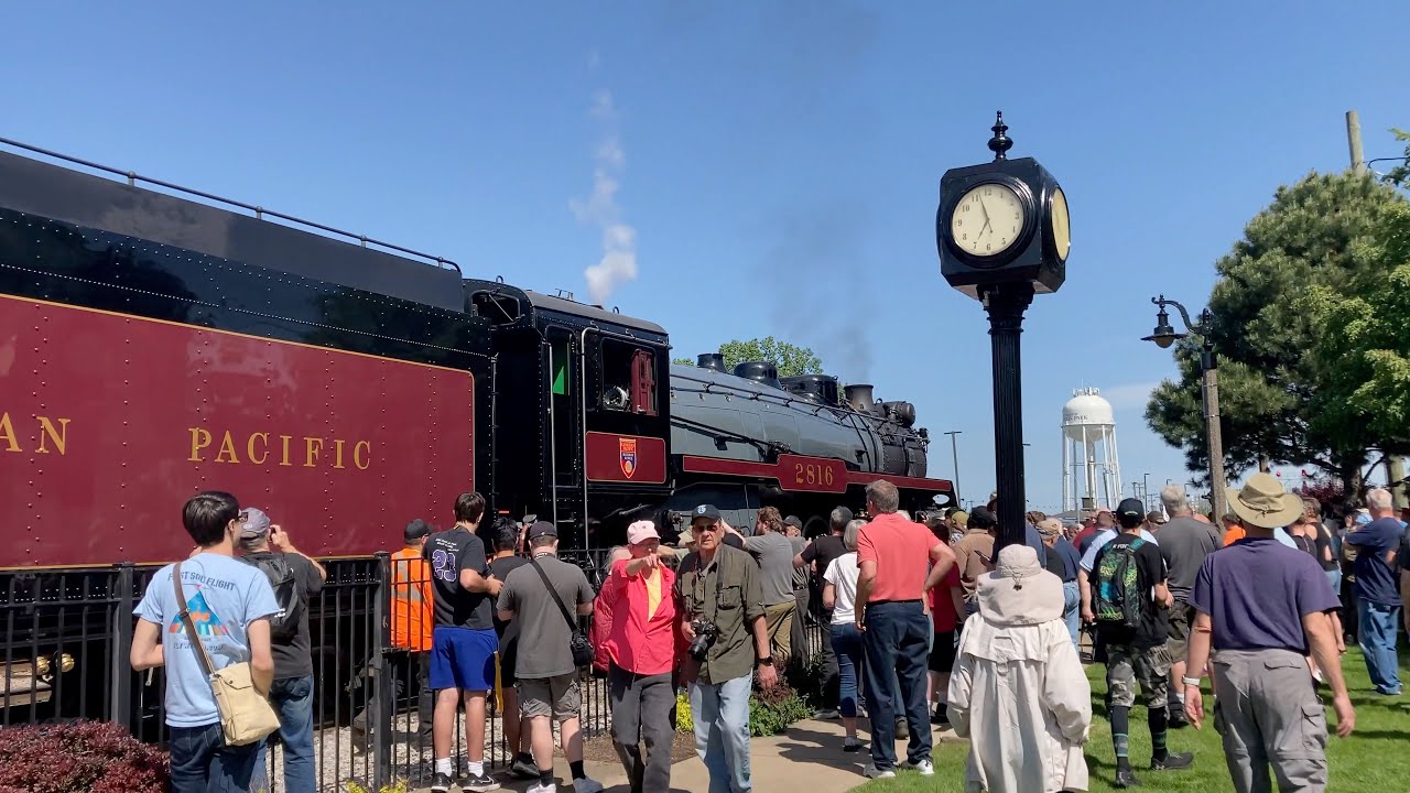[4K] CPKC 2816 "The Empress" at Franklin Park | Meets with Metra SD70MACHs and more! - YouTube